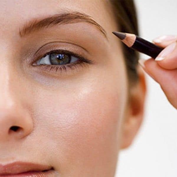 Crayon noir : comment l’appliquer correctement ? - La Loge Beauté