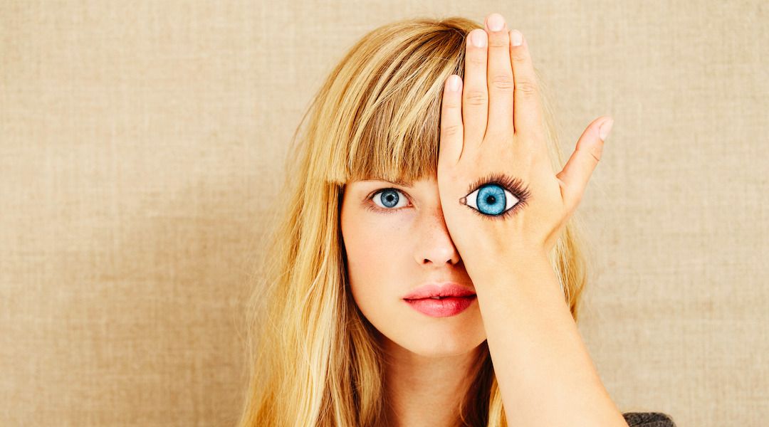 Yeux gonflés: Nos secrets pour y remedier rapidement ! - La Loge Beauté